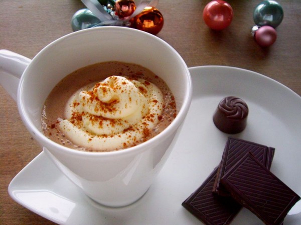 CIOCOLATĂ CALDĂ CU FRIȘCĂ, SCORȚIȘOARĂ ȘI BAILEYS | Reţete rapide ...